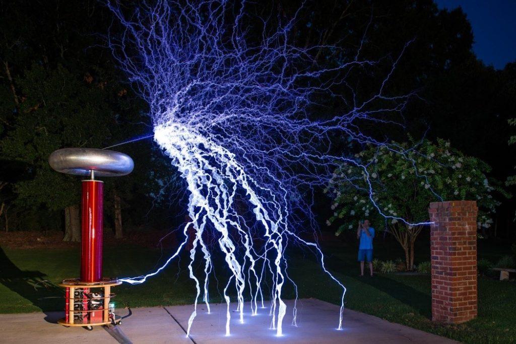 Nikola Tesla dan Penemuannya - HMJ Fisika UINAM